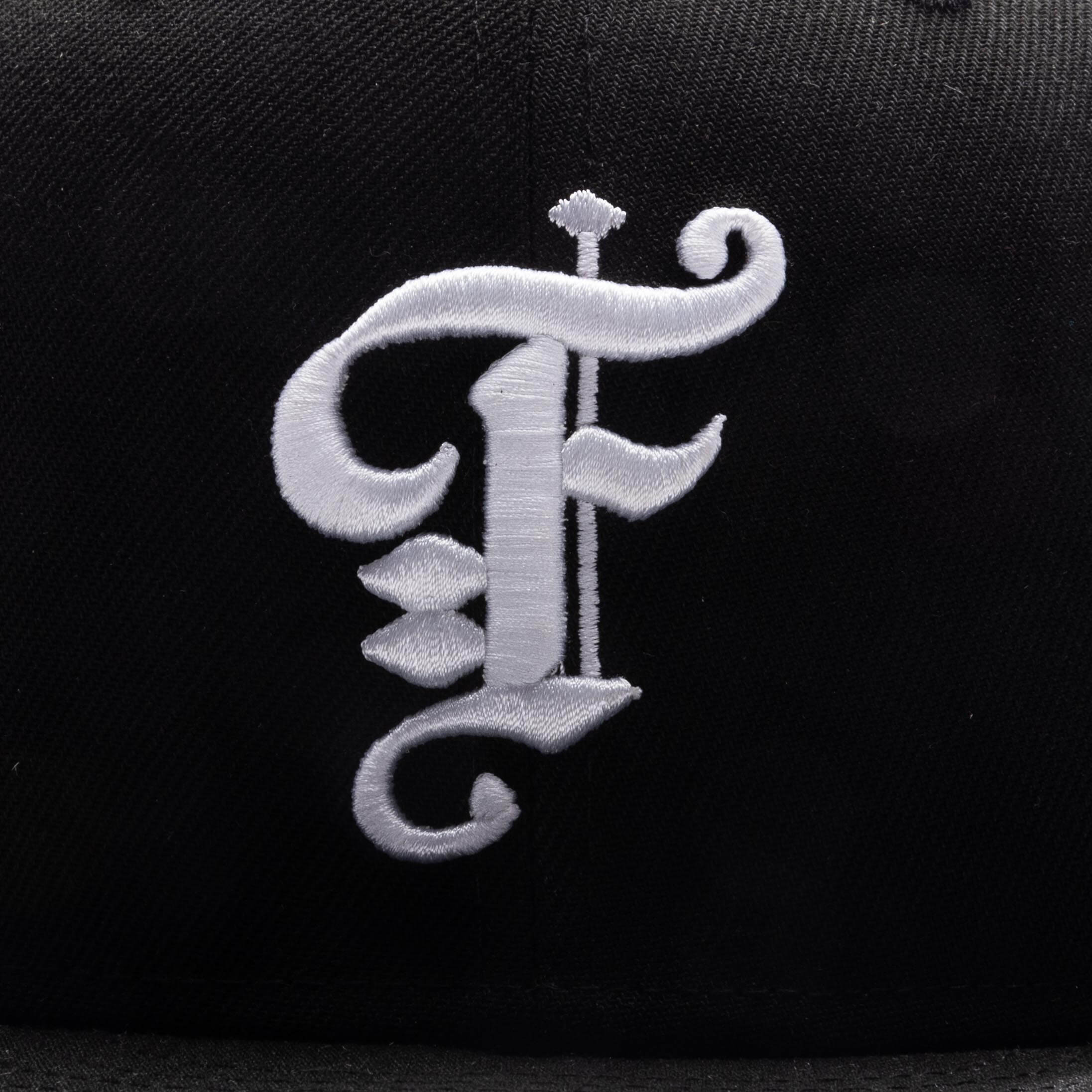 Feature x New Era Old English Calabasas Fitted - Black/Snow Grey