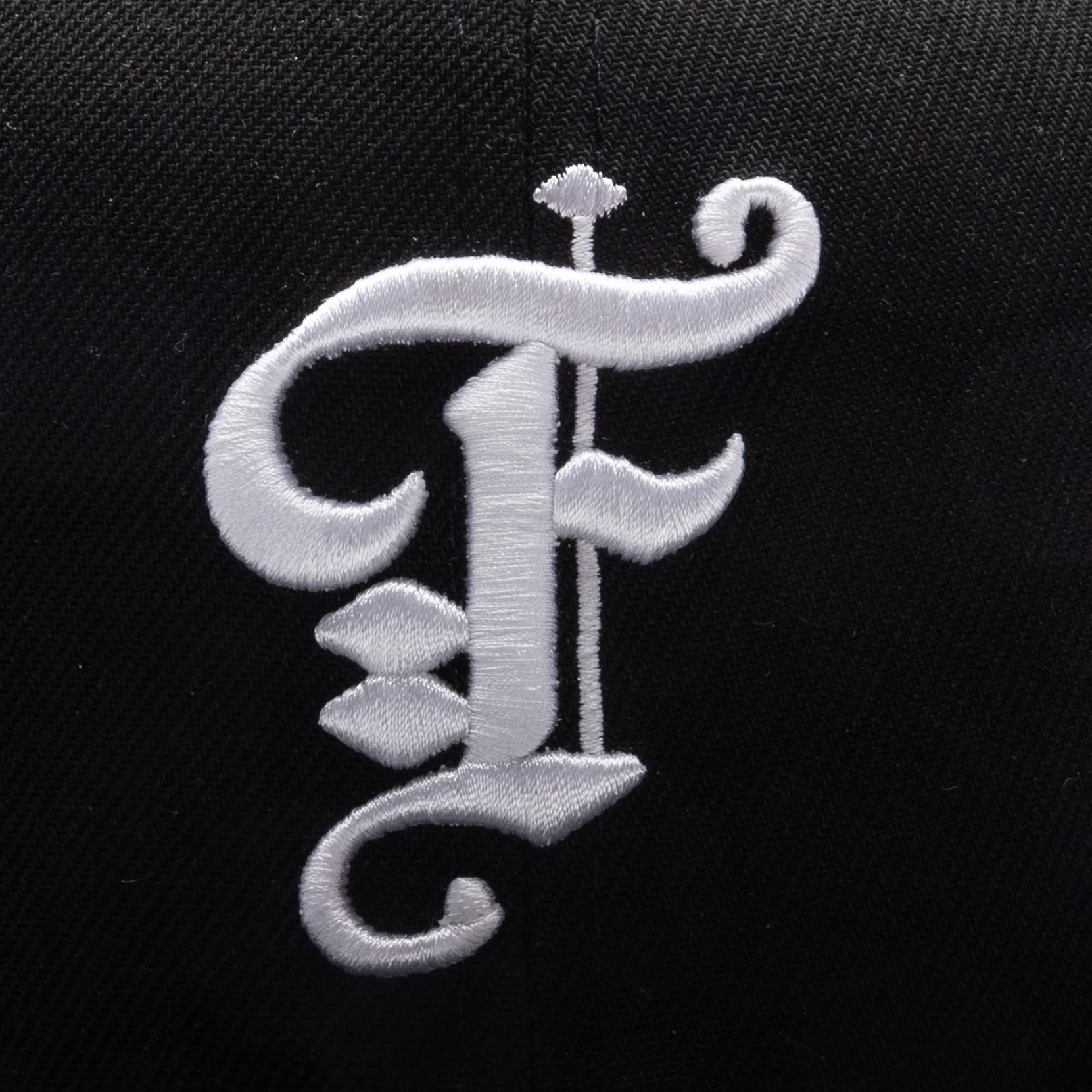 Feature x New Era Old English Plaza Fitted - Black/Pink Glow