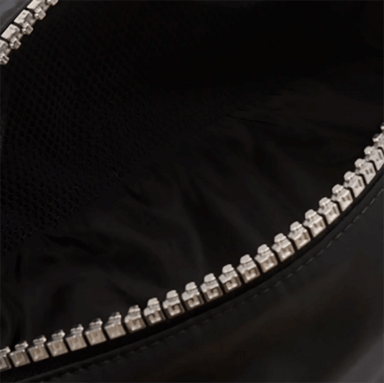 G-Zip Toilet Pouch - Black – Feature