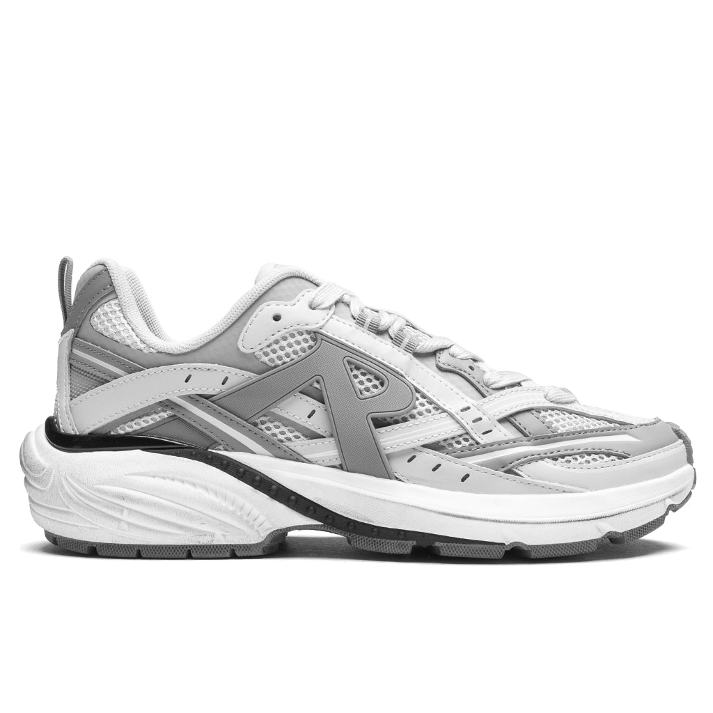 Storm Runner - Ultimate Grey – Feature