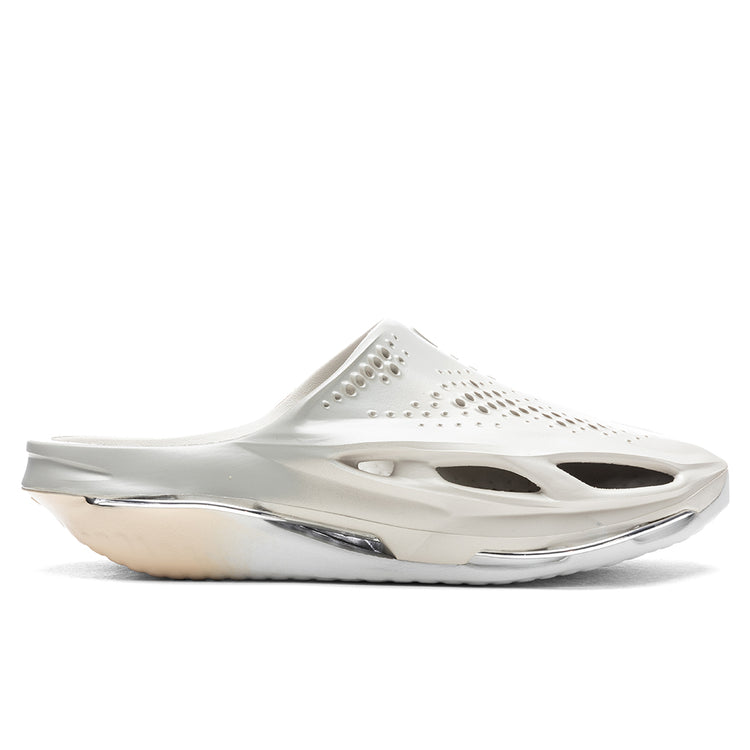 Nike x Matthew M. Williams 005 Slide - Light Bone/Chrome – Feature