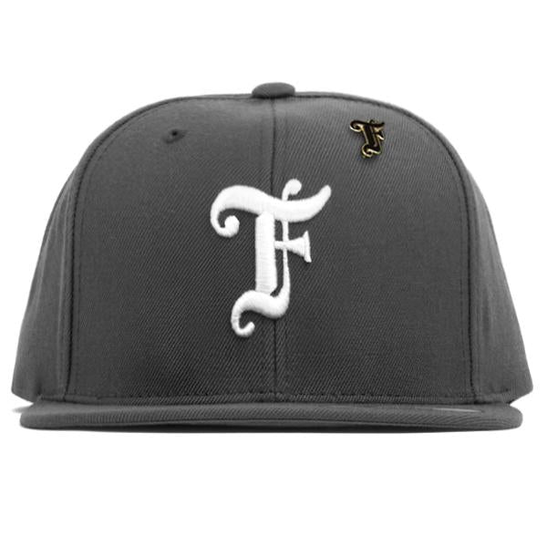 올드 잉글리쉬 F 스냅백 핀 포함 - 다크 그레이/화이트 – Feature