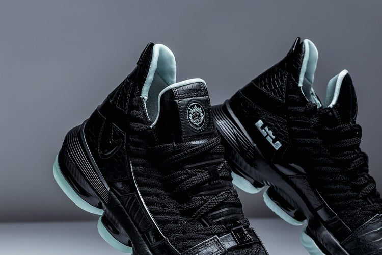 LeBron 16 SB "Glow" - Black/Glow – Feature